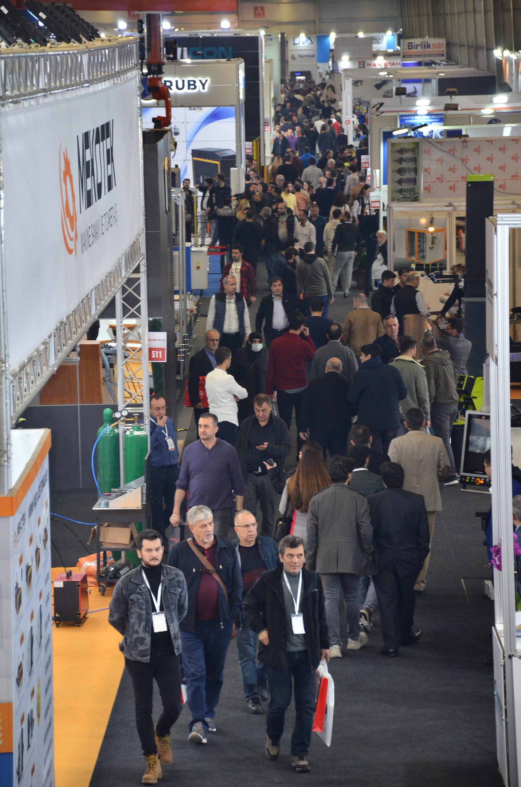 Exhibitors started to take their places at BUMATECH, the meeting address of the machinery ...
